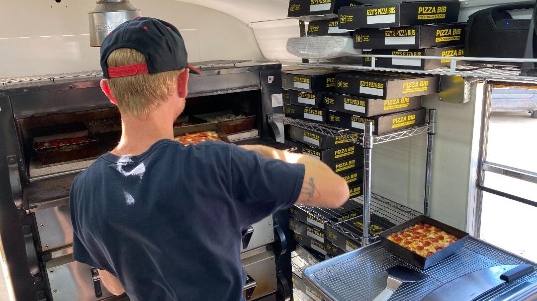 Restaurant Review: Izzy's Pizza Bus - Restaurant Hoppen