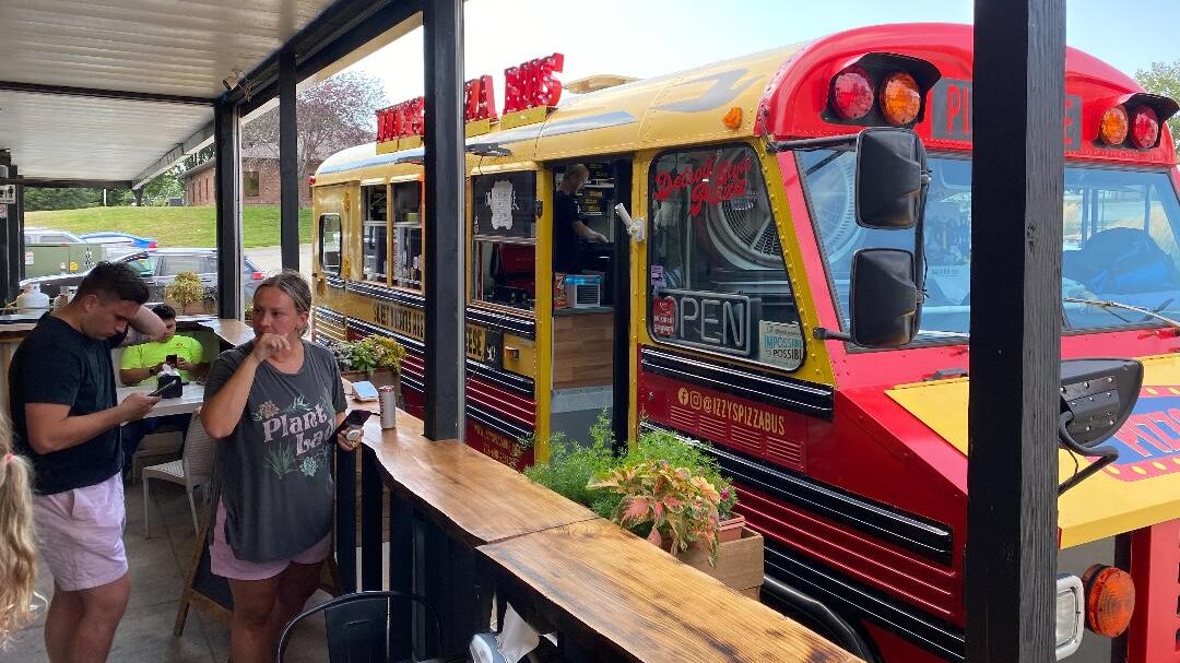 Restaurant Review: Izzy's Pizza Bus - Restaurant Hoppen
