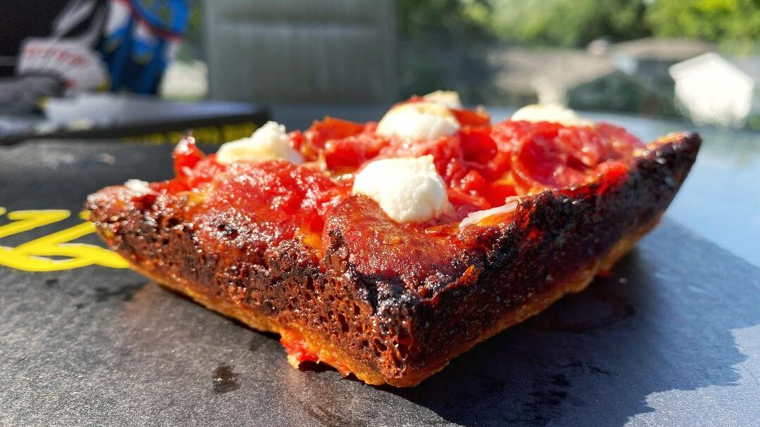 Restaurant Review: Izzy's Pizza Bus - Restaurant Hoppen