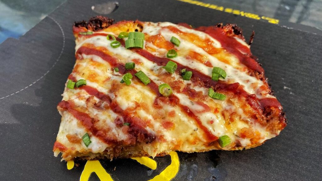 Restaurant Review: Izzy's Pizza Bus - Restaurant Hoppen