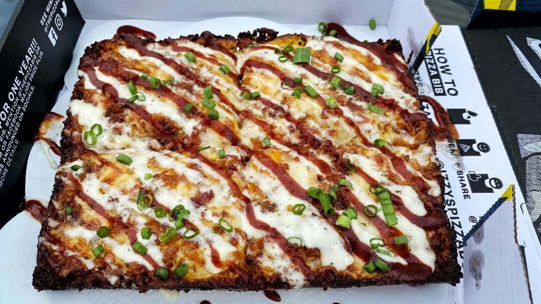 Restaurant Review: Izzy's Pizza Bus - Restaurant Hoppen