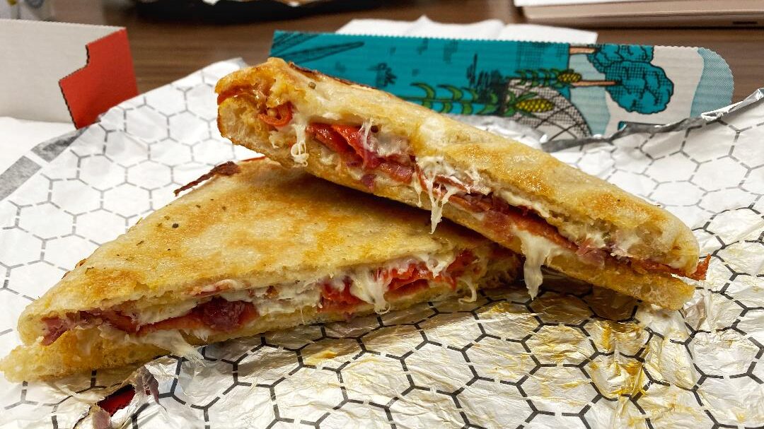 Restaurant Review: Izzy's Pizza Bus - Restaurant Hoppen