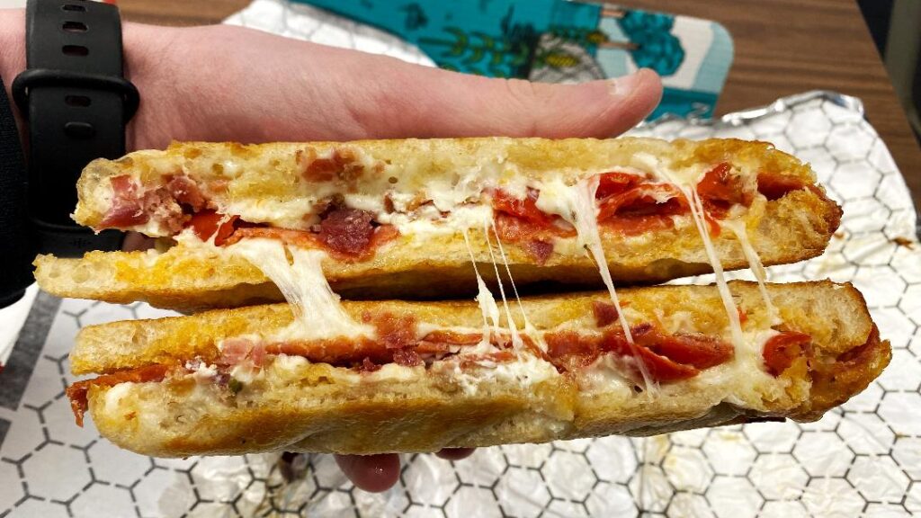 Restaurant Review: Izzy's Pizza Bus - Restaurant Hoppen